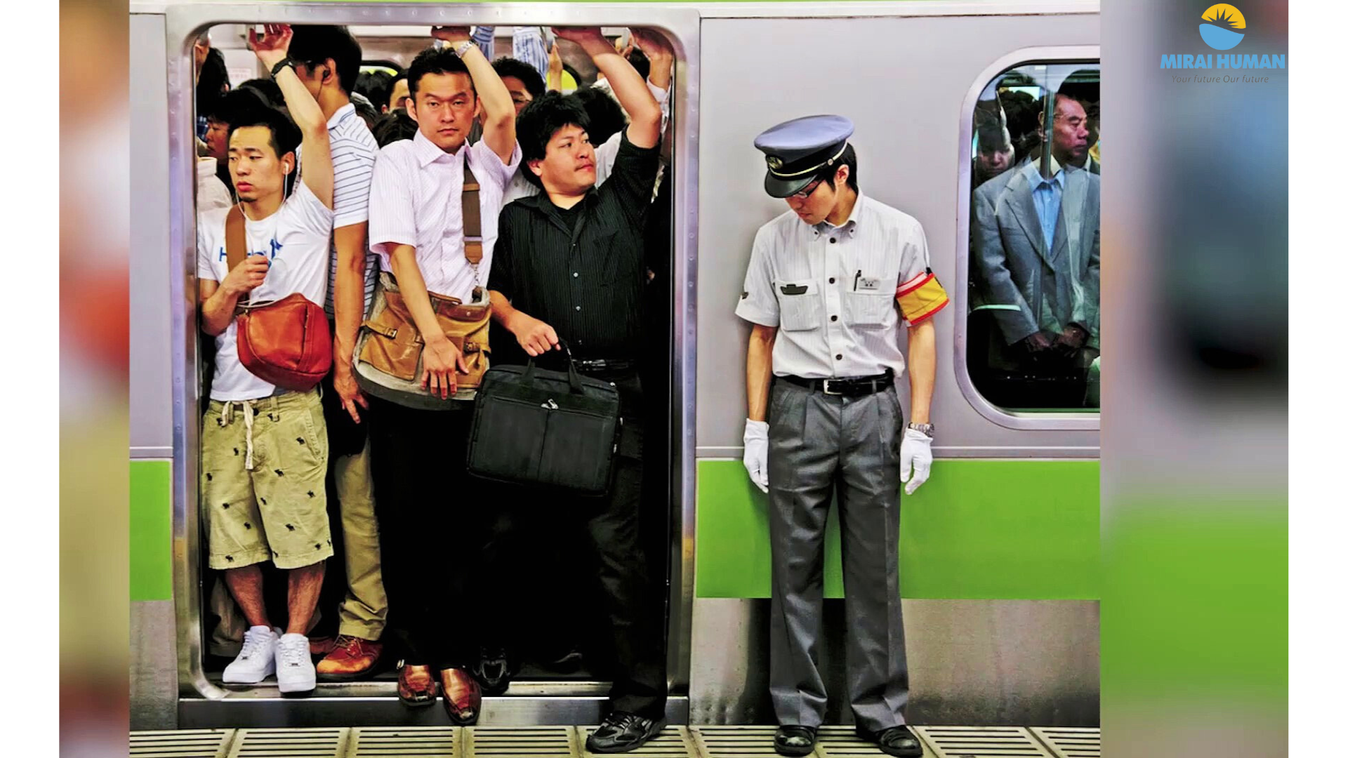 Kỳ lạ "nghề đẩy khách lên tàu - Oshiya" tại Nhật Bản