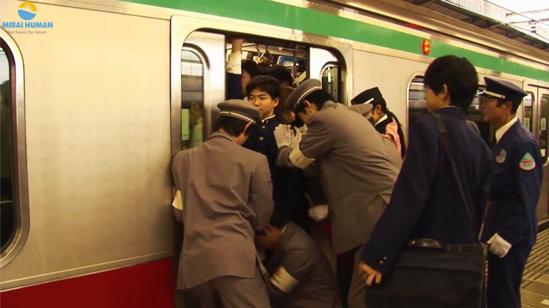 Kỳ lạ "nghề đẩy khách lên tàu - Oshiya" tại Nhật Bản