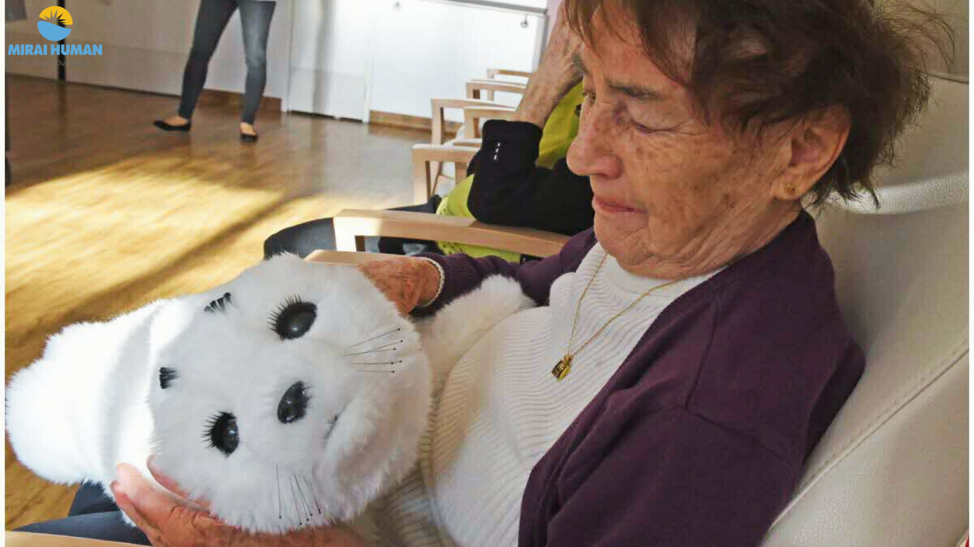 Trị liệu tâm lý bằng Robot Paro Nhật Bản